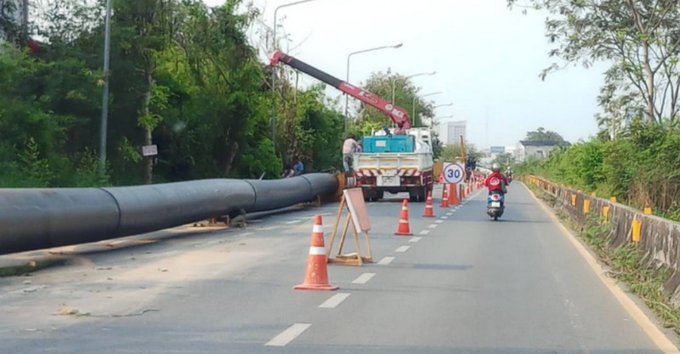 ระวังงานวางท่อประปา ถนนเลียบทางรถไฟเขาตาโล ชลบุรี : Longdo Traffic