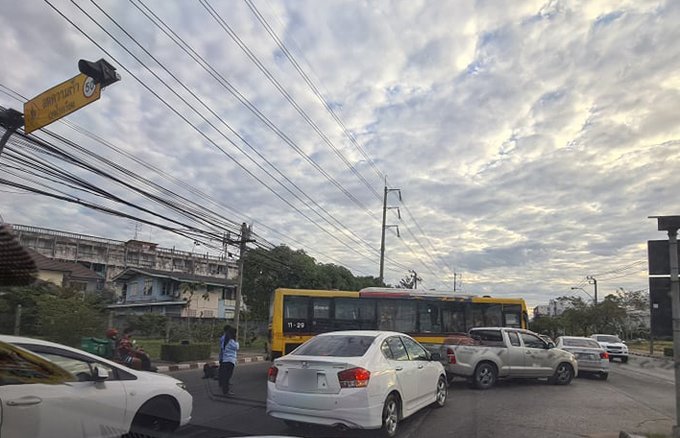 อุบัติเหตุ ถนนอ่อนนุช (ซอยสุขุมวิท 77) ขาออก : Longdo Traffic